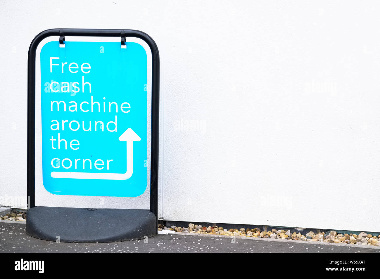 Free cash machine withdrawal sign at shop wall Stock Photo - Alamy
