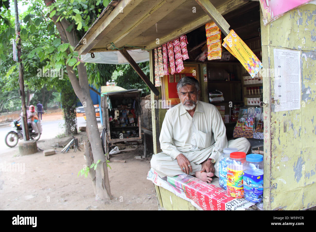 Indian man in retail shop counter hi-res stock photography and images ...