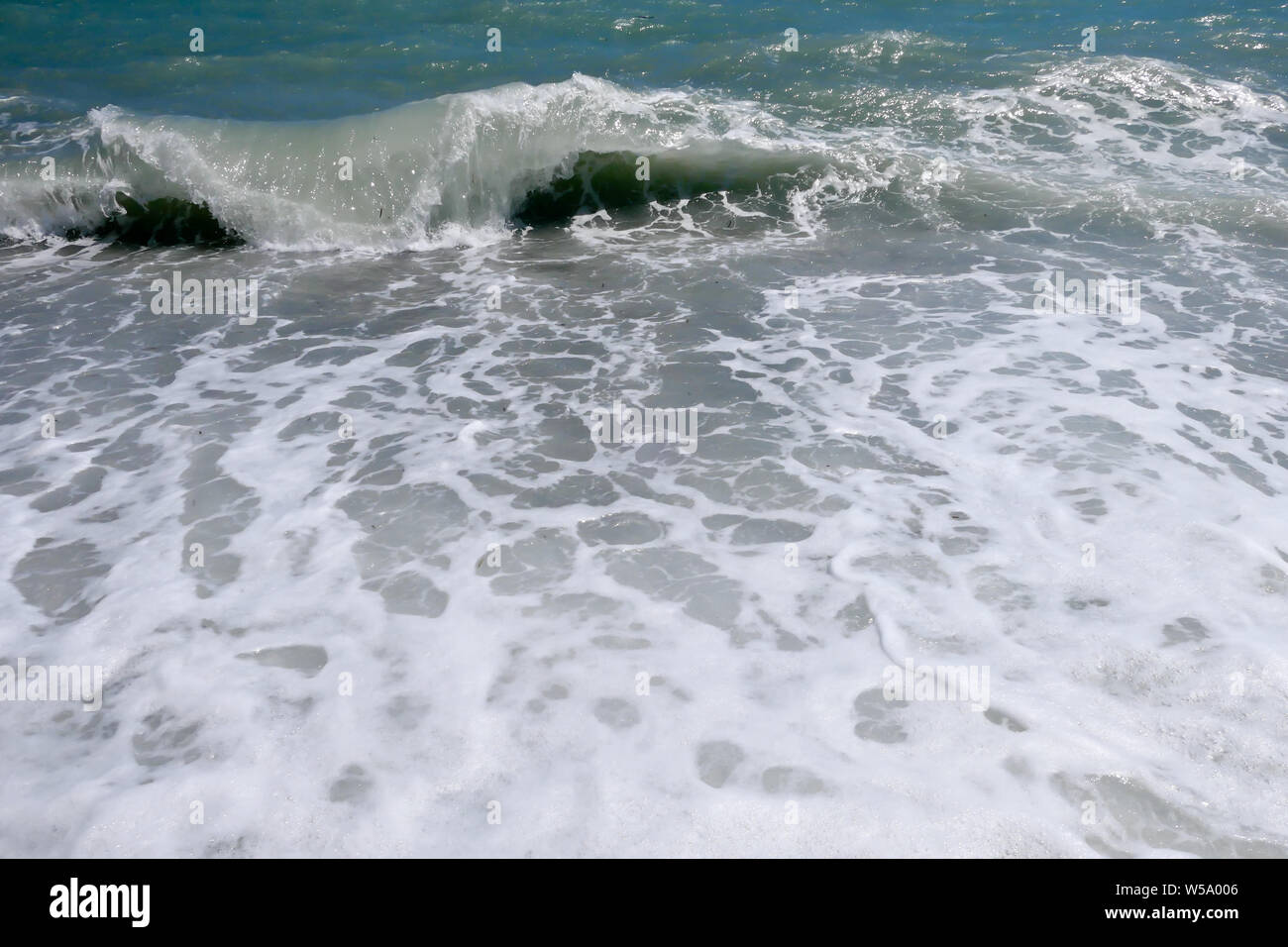 Foam on a sea wave Stock Photo - Alamy