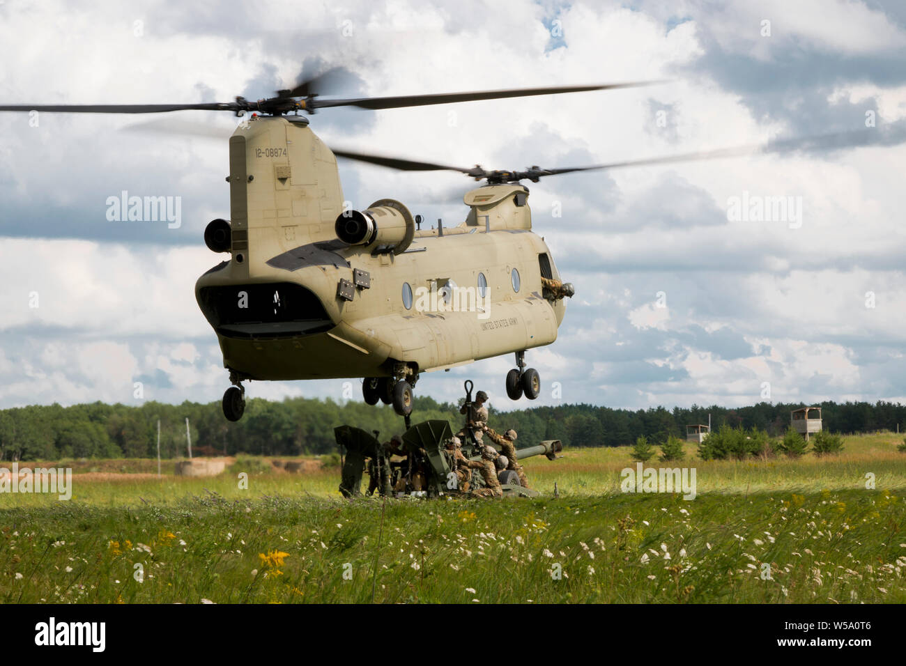 Soldiers with Battery C, 1st Battalion, 194th Field Artillery Regiment ...