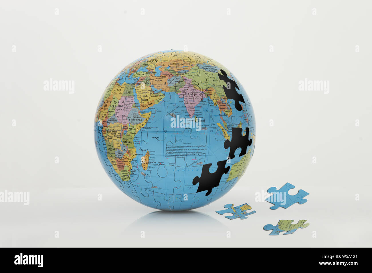 Jigsaw map of the world hi-res stock photography and images - Alamy