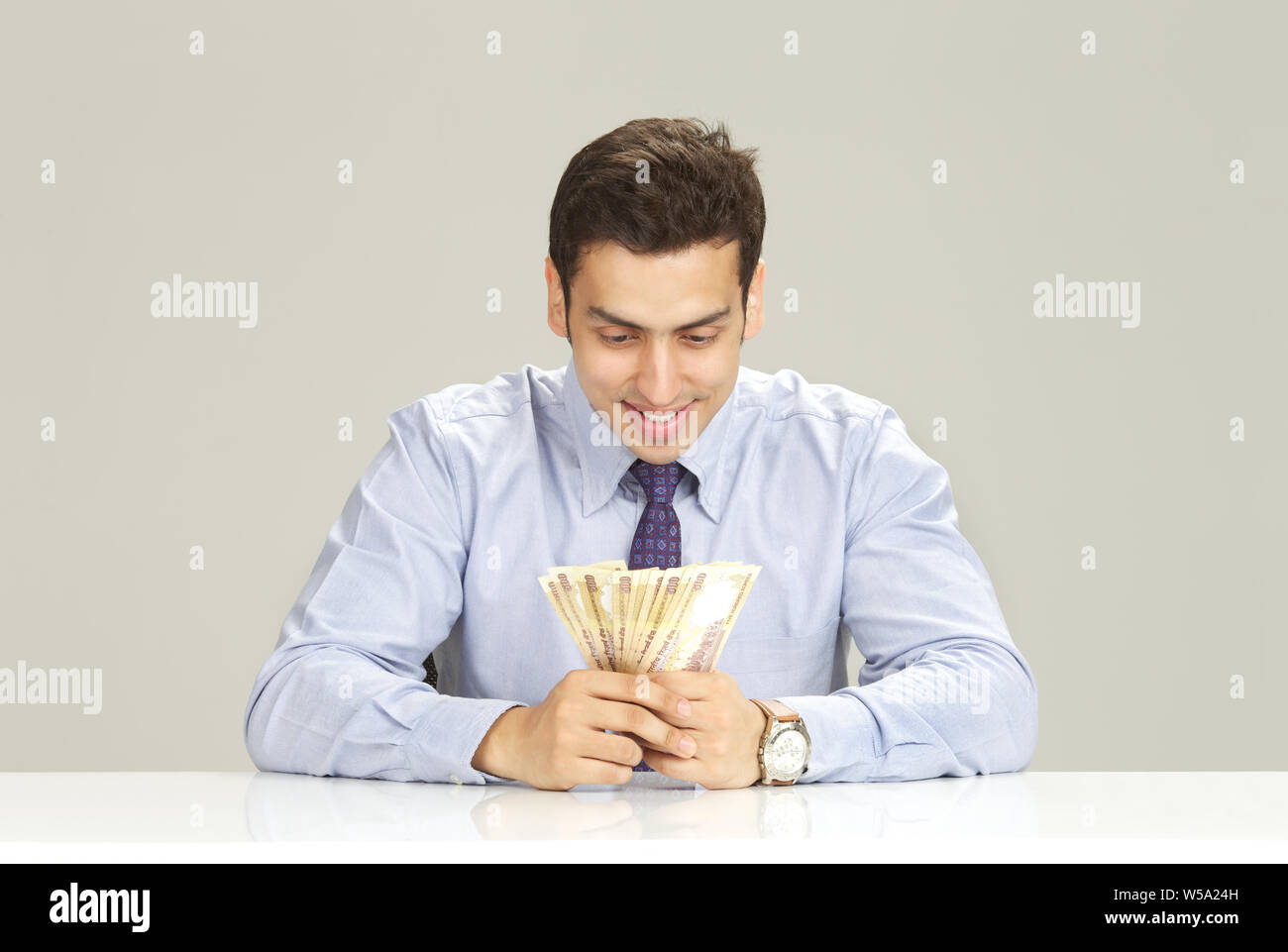 Businessman holding five hundred rupees banknote Stock Photo - Alamy