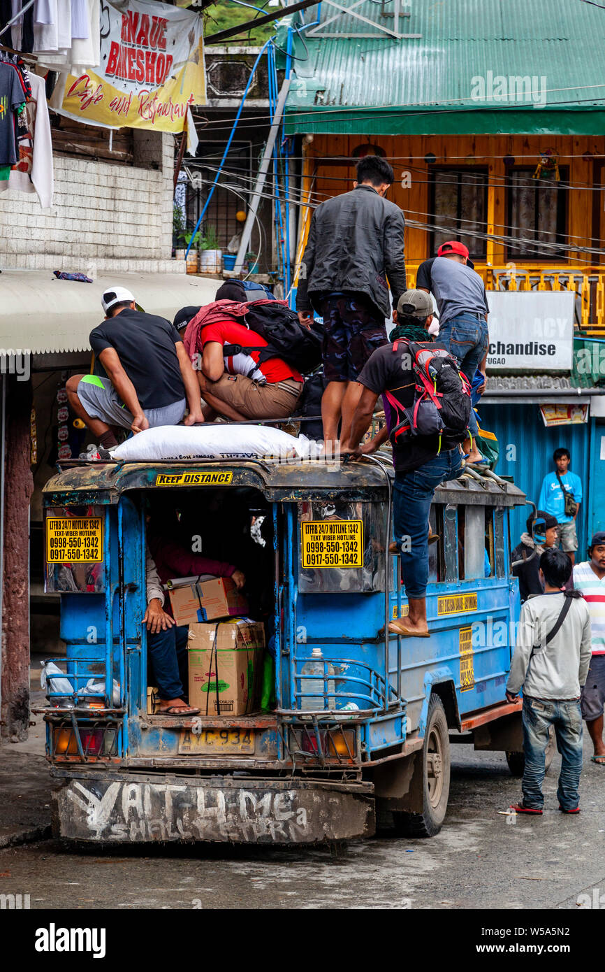 Overcrowded buses hi-res stock photography and images - Alamy