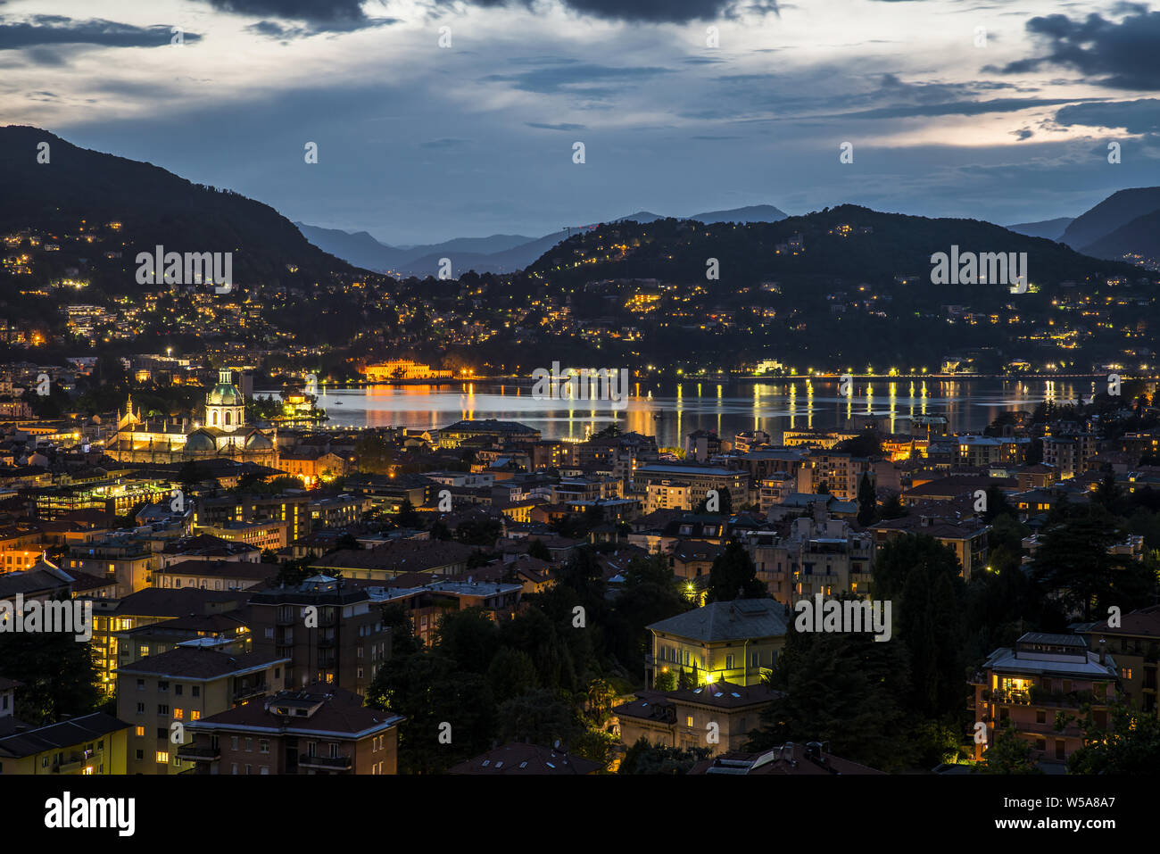 landscape of the city of Como at night with its illuminated cathedral ...