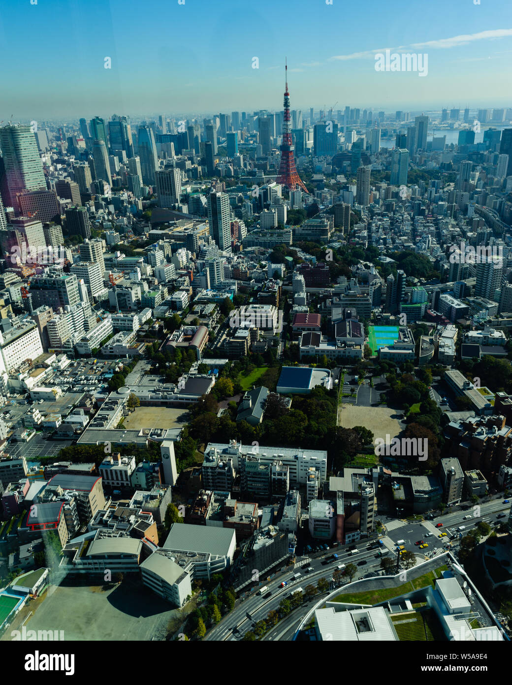 View beyond Tokyos Rooftops from topdeck of Roppongi Hills Mori Tower ...