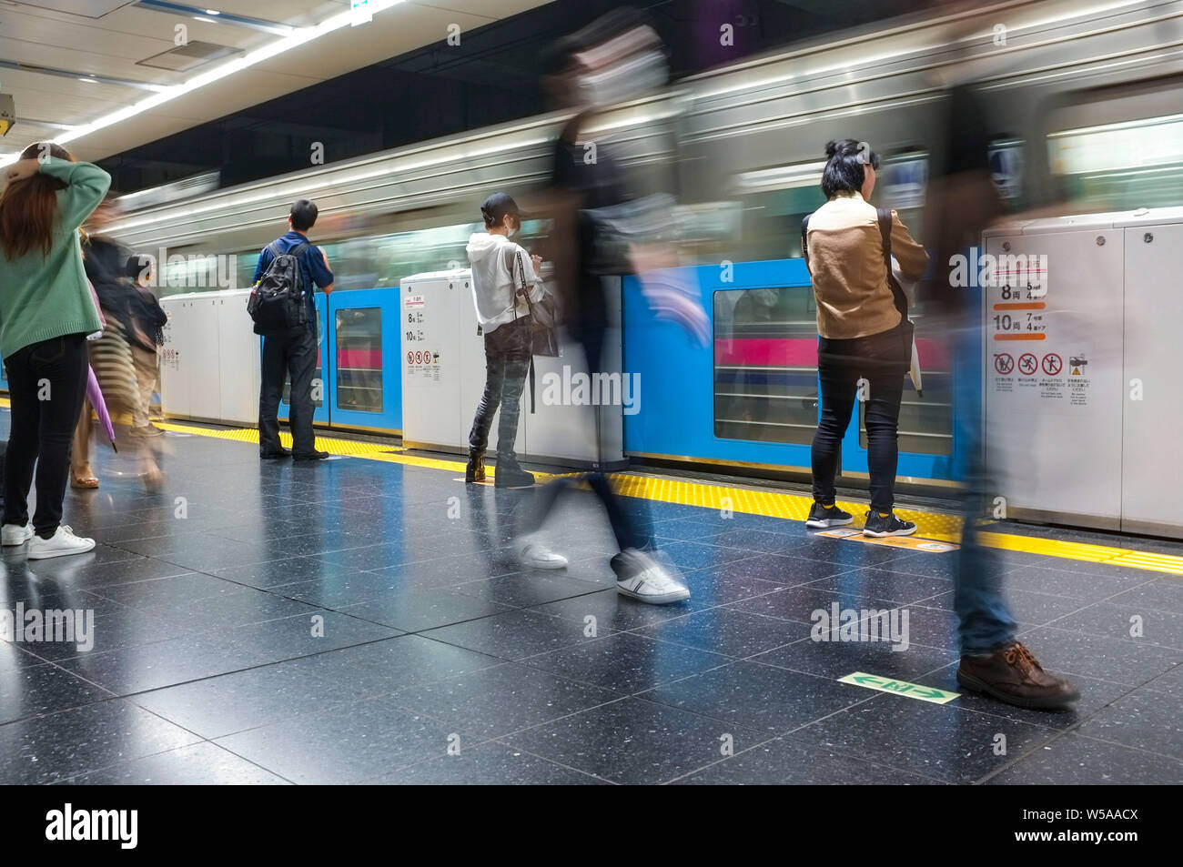 People on the subway platform at the Chofu station in Tokyo Stock Photo ...