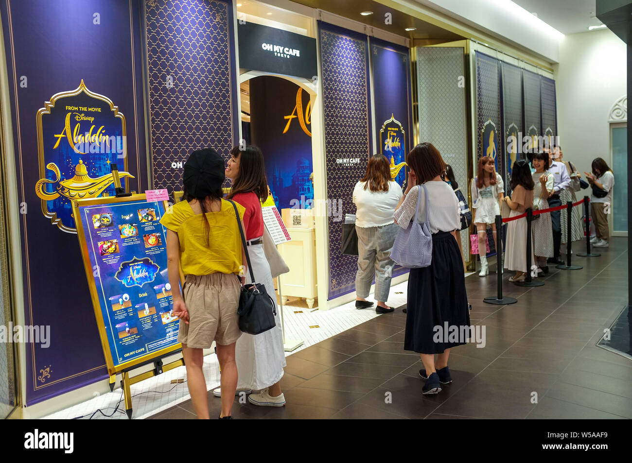 Japan restaurant queue hi-res stock photography and images - Alamy