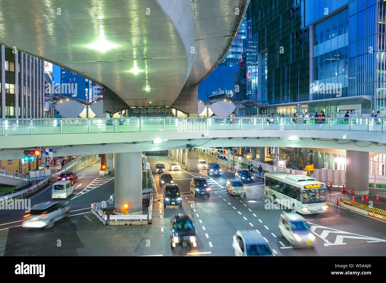 Traffic in tokyo hi-res stock photography and images - Alamy