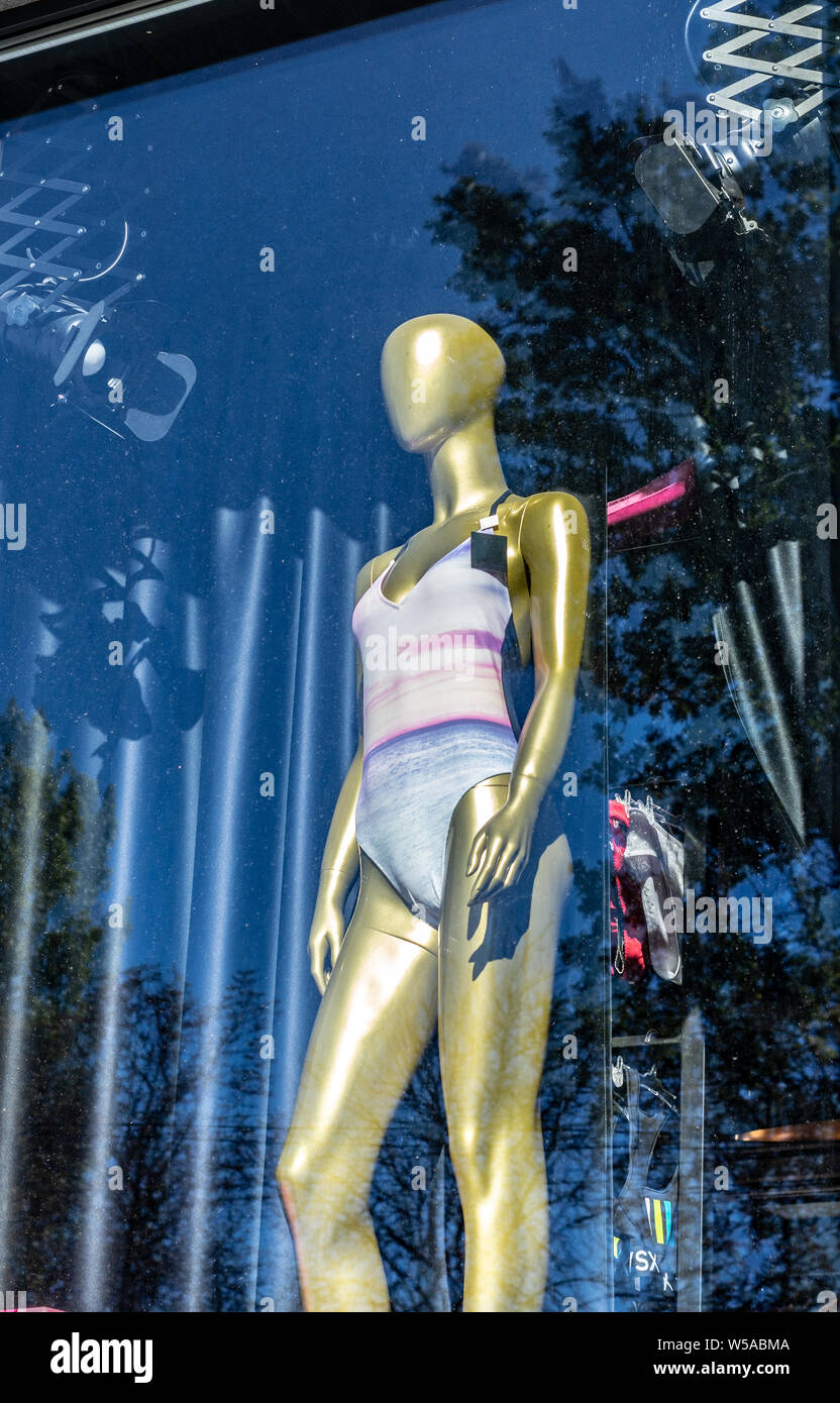 Street fashionable mall hi-res stock photography and images - Alamy