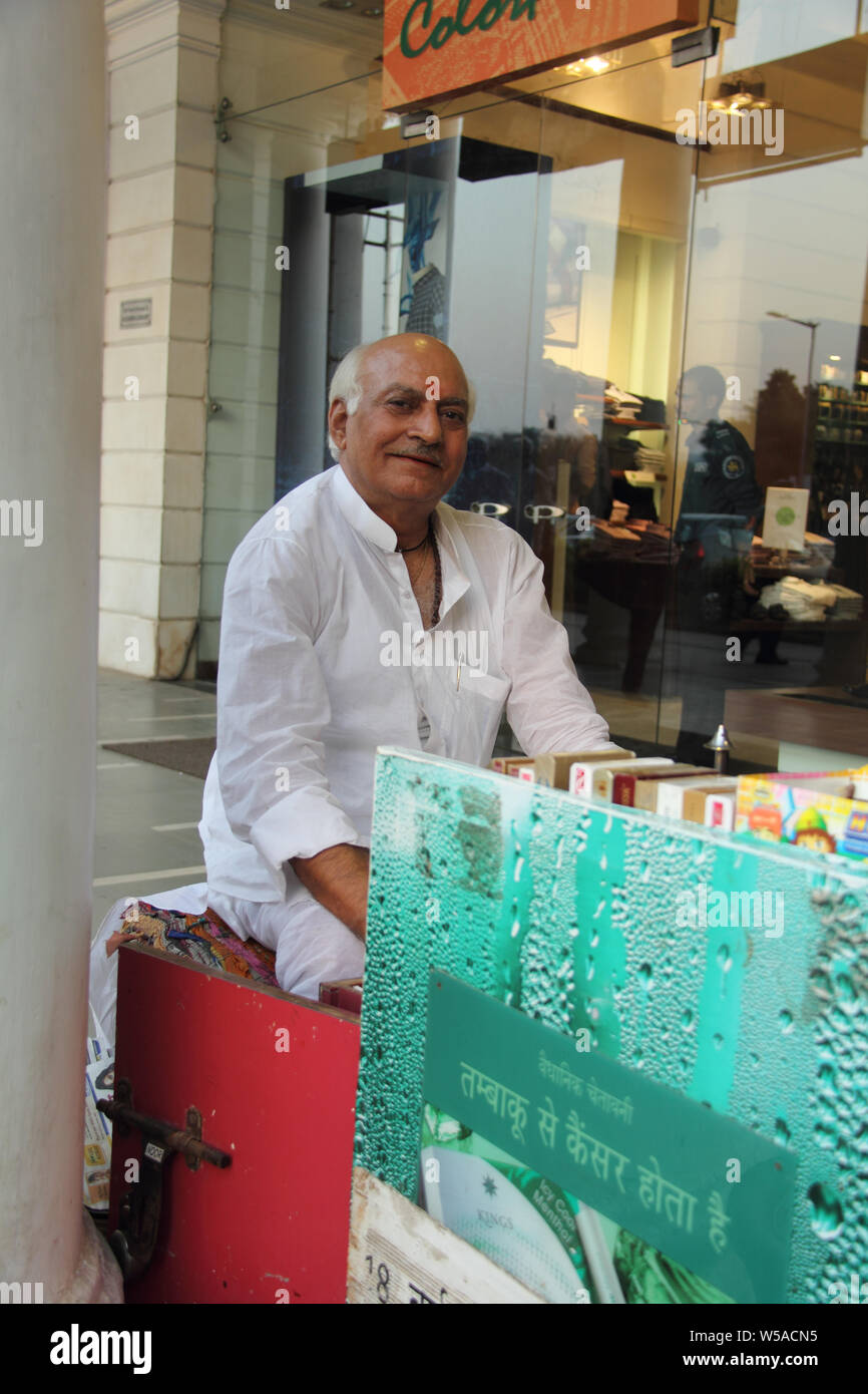 Shopkeeper selling paan at a market stall Stock Photo - Alamy