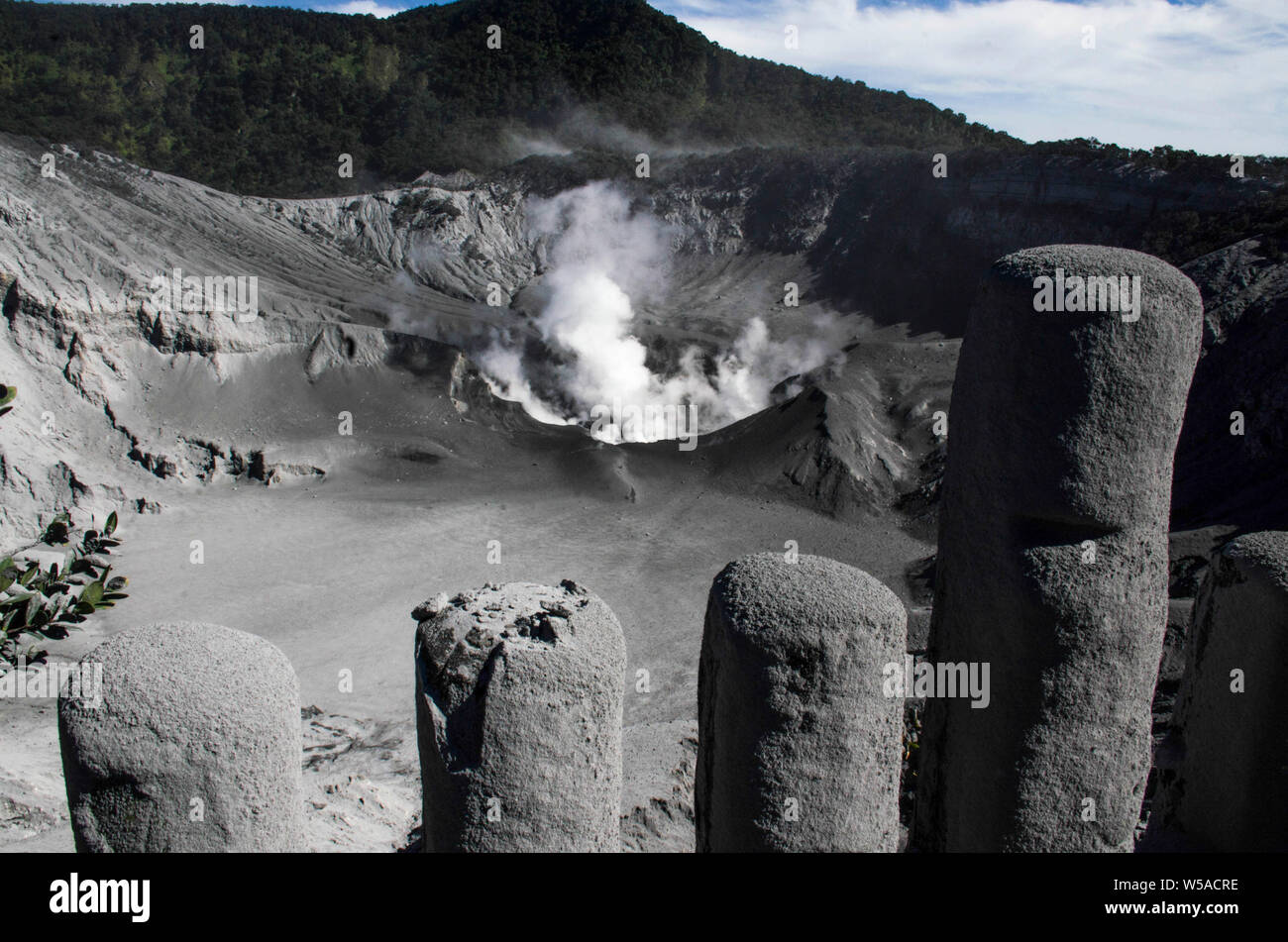 (190727) -- WEST JAVA, July 27, 2019 (Xinhua) -- Smoke spewed from ...