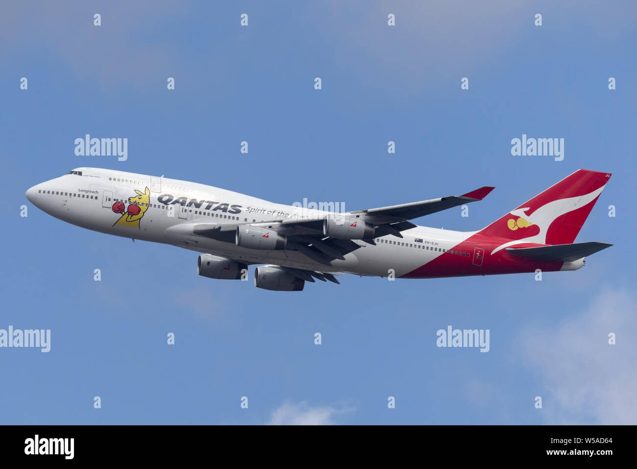 Qantas Boeing 747 jumbo jet commercial airliner taking off from Sydney ...