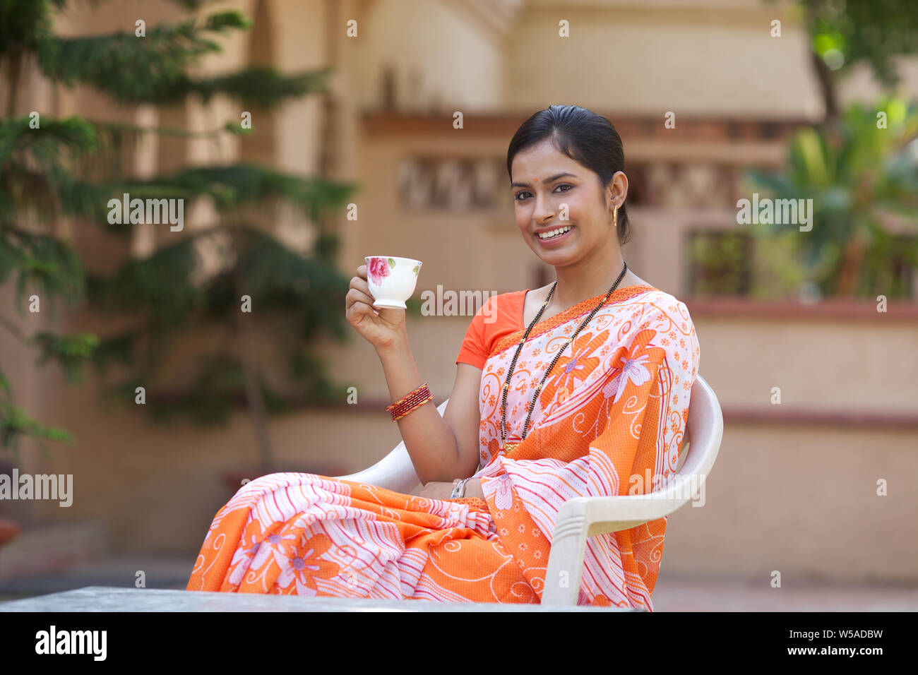 Indian woman cup tea sari hi-res stock photography and images - Alamy