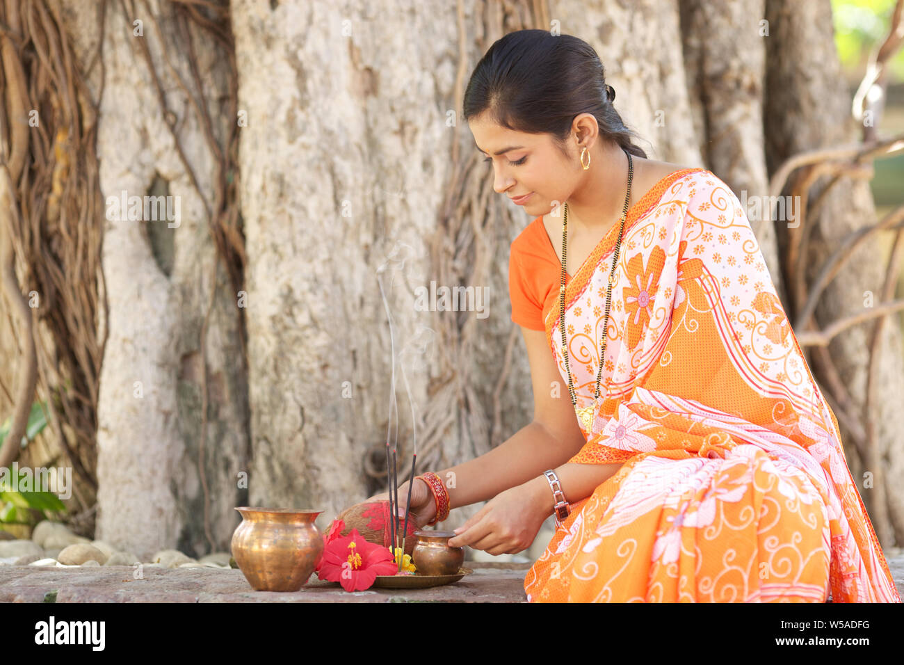 Indian woman praying tree hi-res stock photography and images - Alamy
