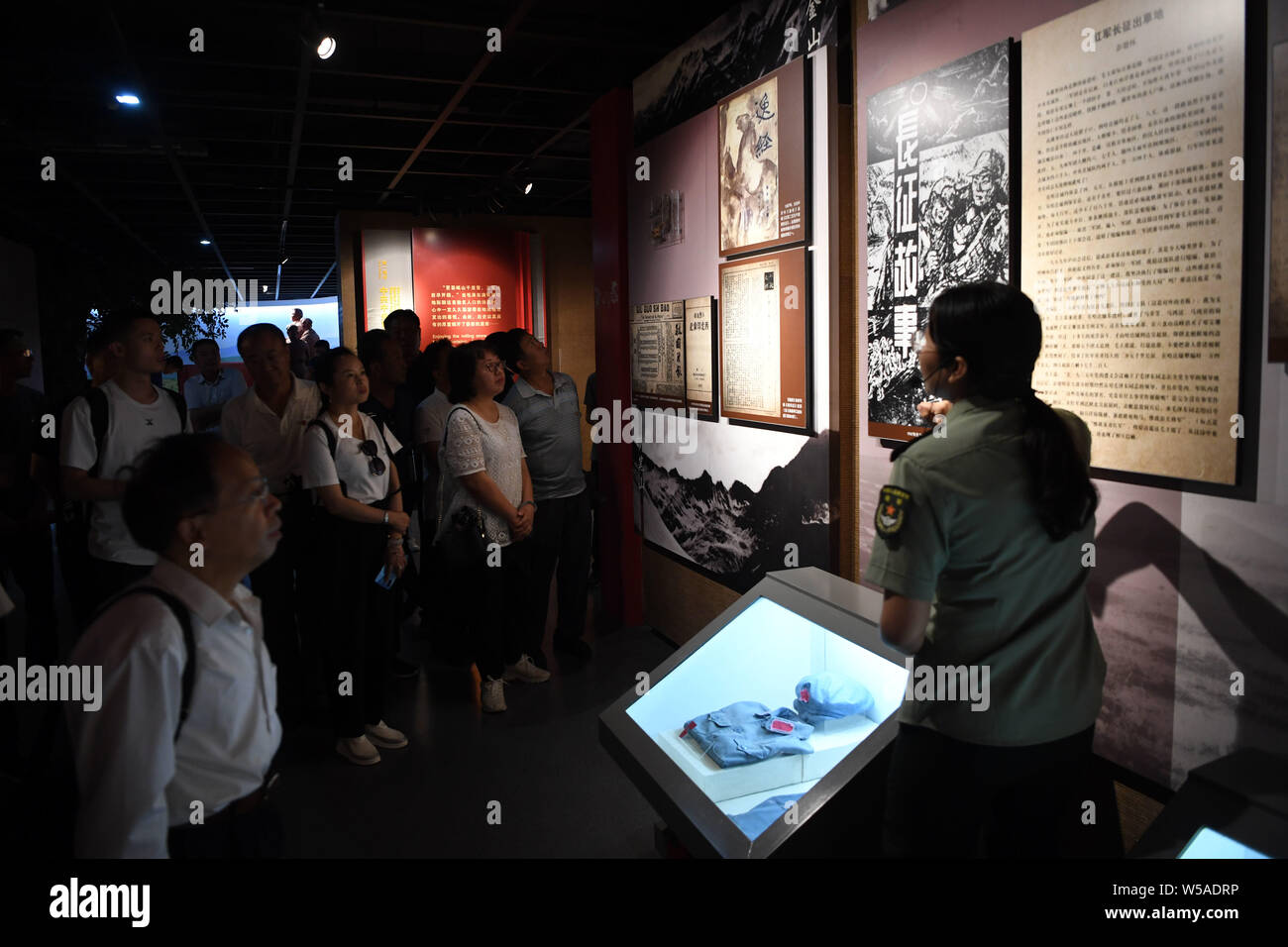 (190727) -- DIEBU, July 27, 2019 (Xinhua) -- Tourists visit an ...