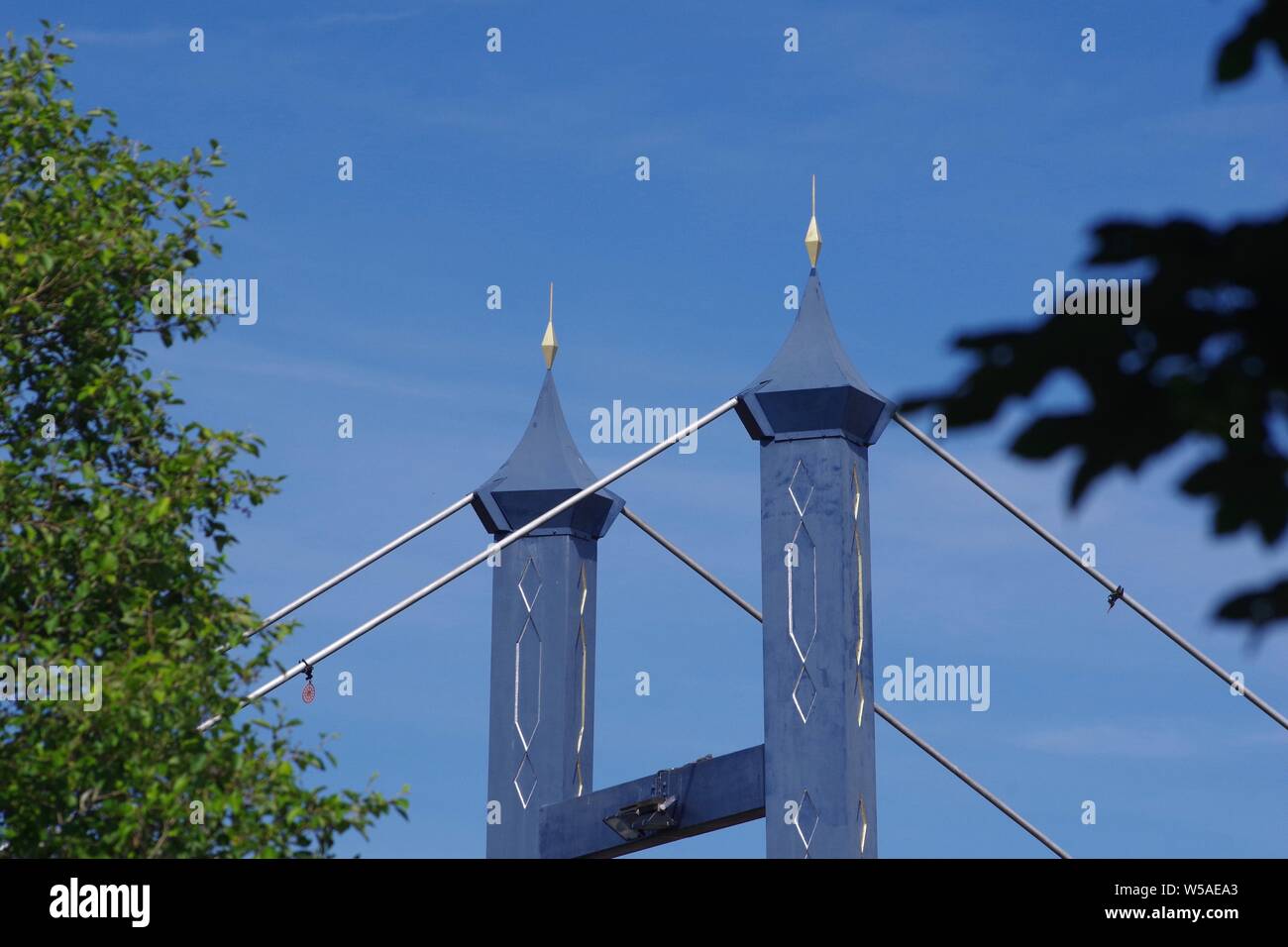Cricklepit Suspension Bridge over the River Exe at Exeter Quay. Devon ...