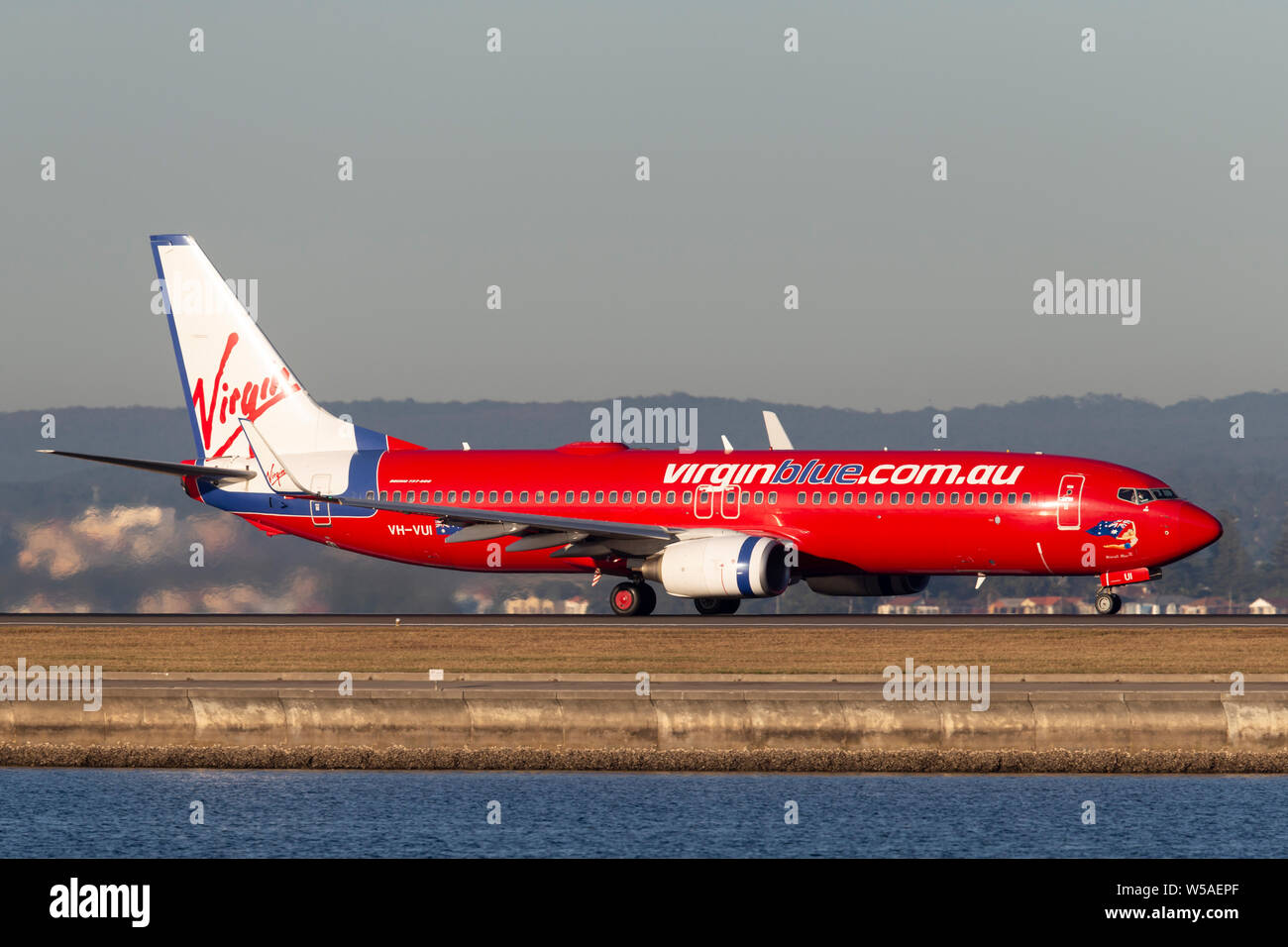 Virgin Blue Airlines Boeing 737 airliner landing at Sydney Airport ...
