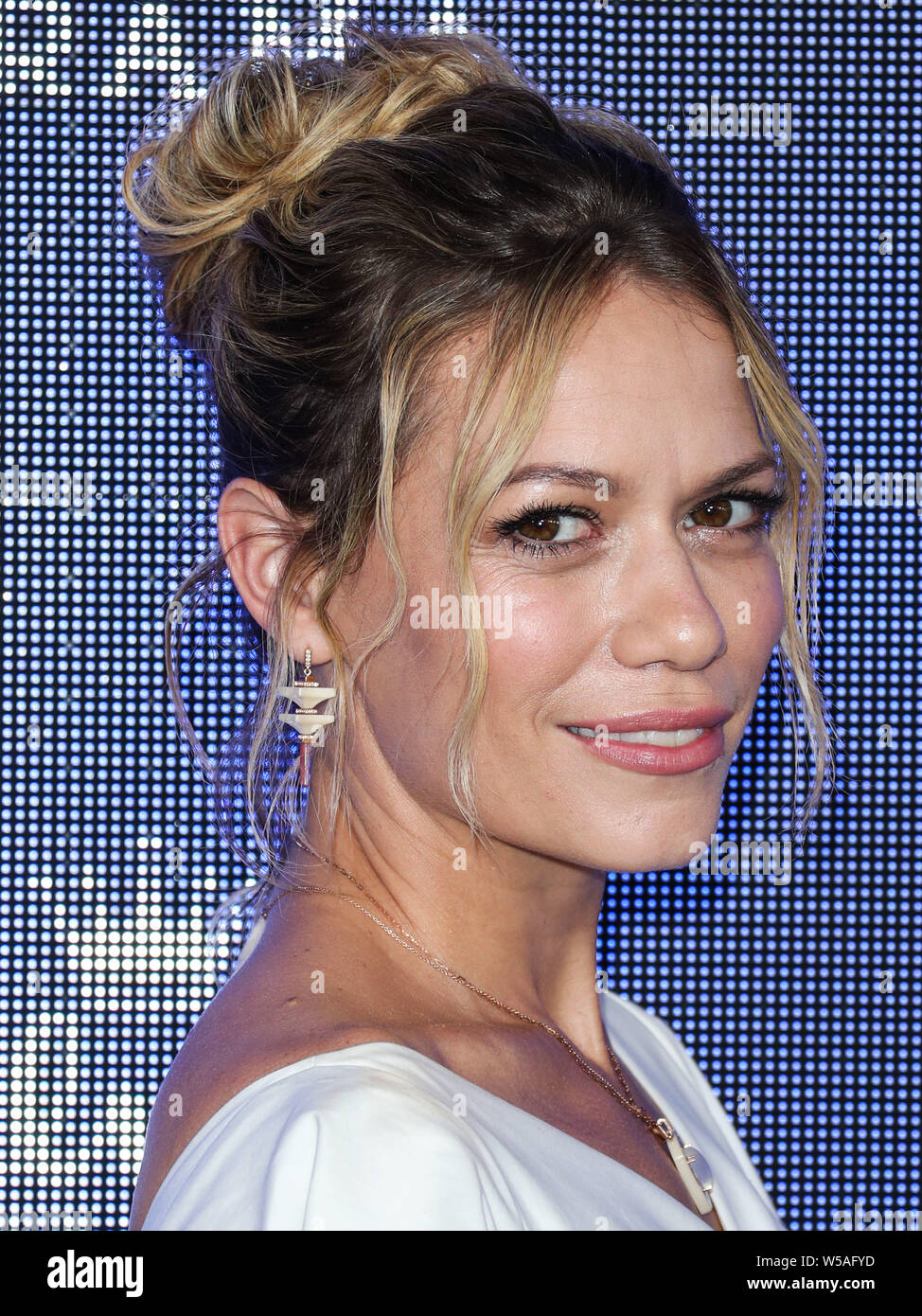Bethany joy lenz hallmark hi-res stock photography and images - Alamy
