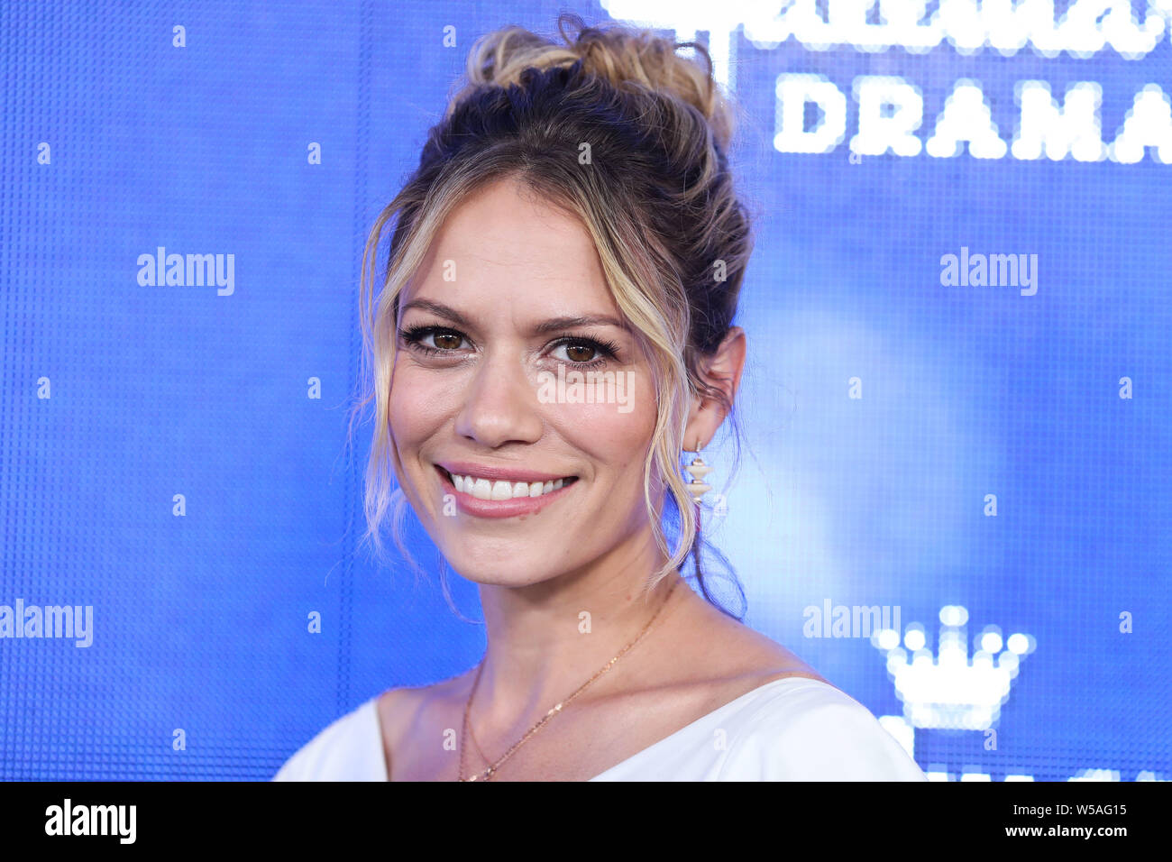 Bethany joy lenz hallmark hi-res stock photography and images - Alamy