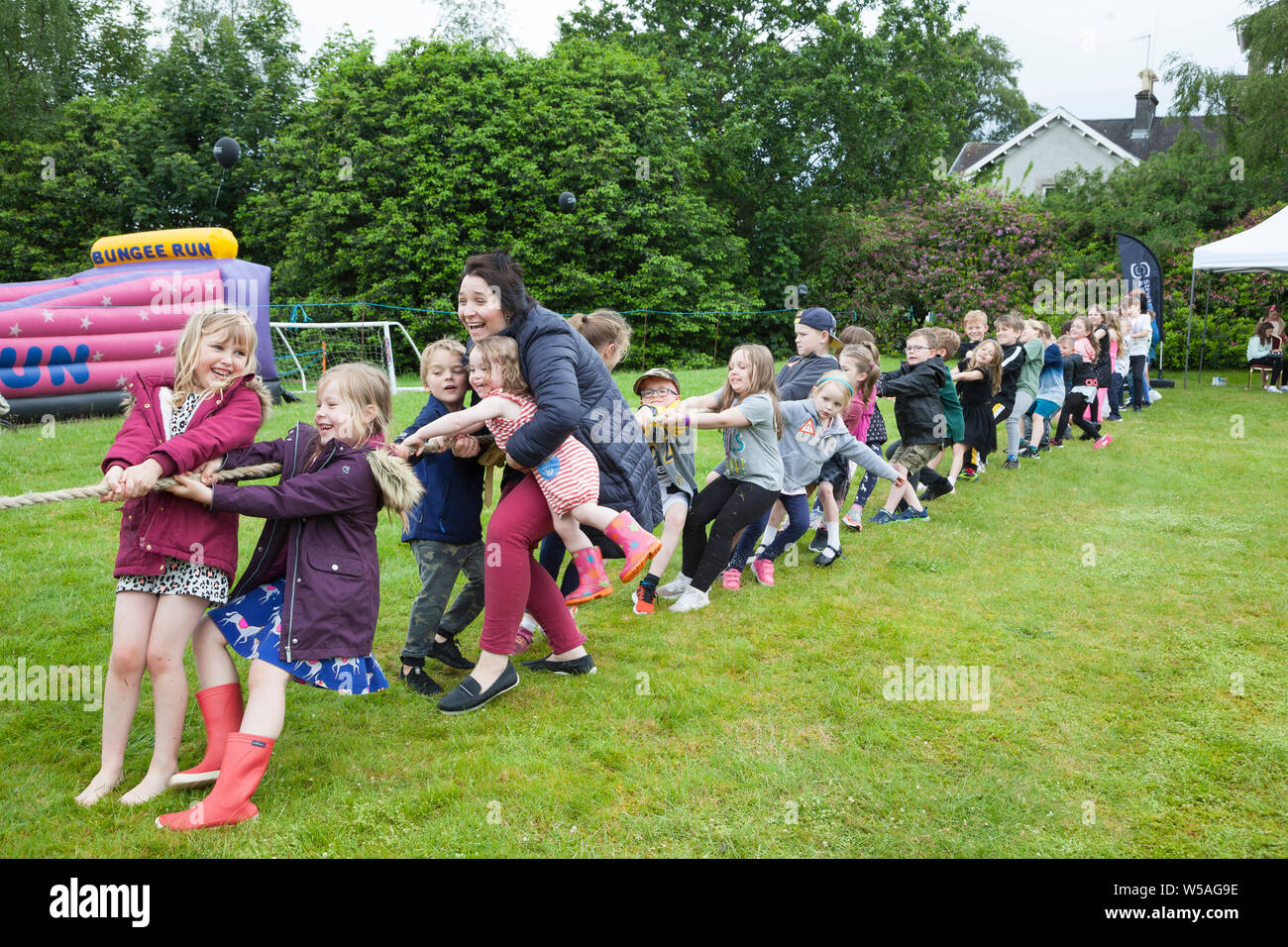 Children playing tug war hi-res stock photography and images - Alamy