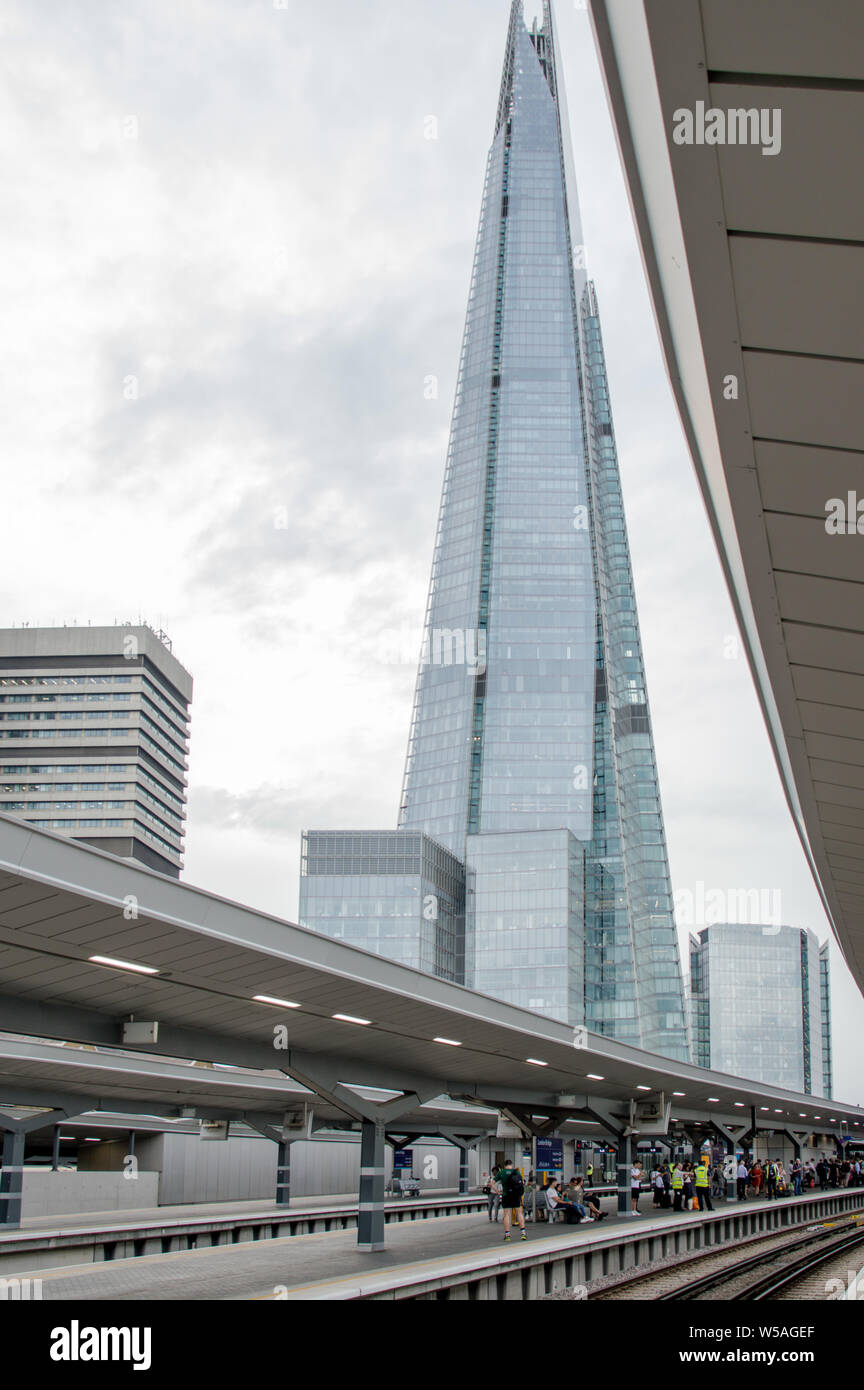 London bridge train station hi-res stock photography and images - Alamy