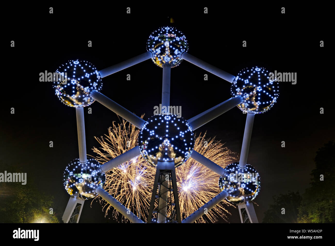 Exploding Atoms High Resolution Stock Photography and Images - Alamy