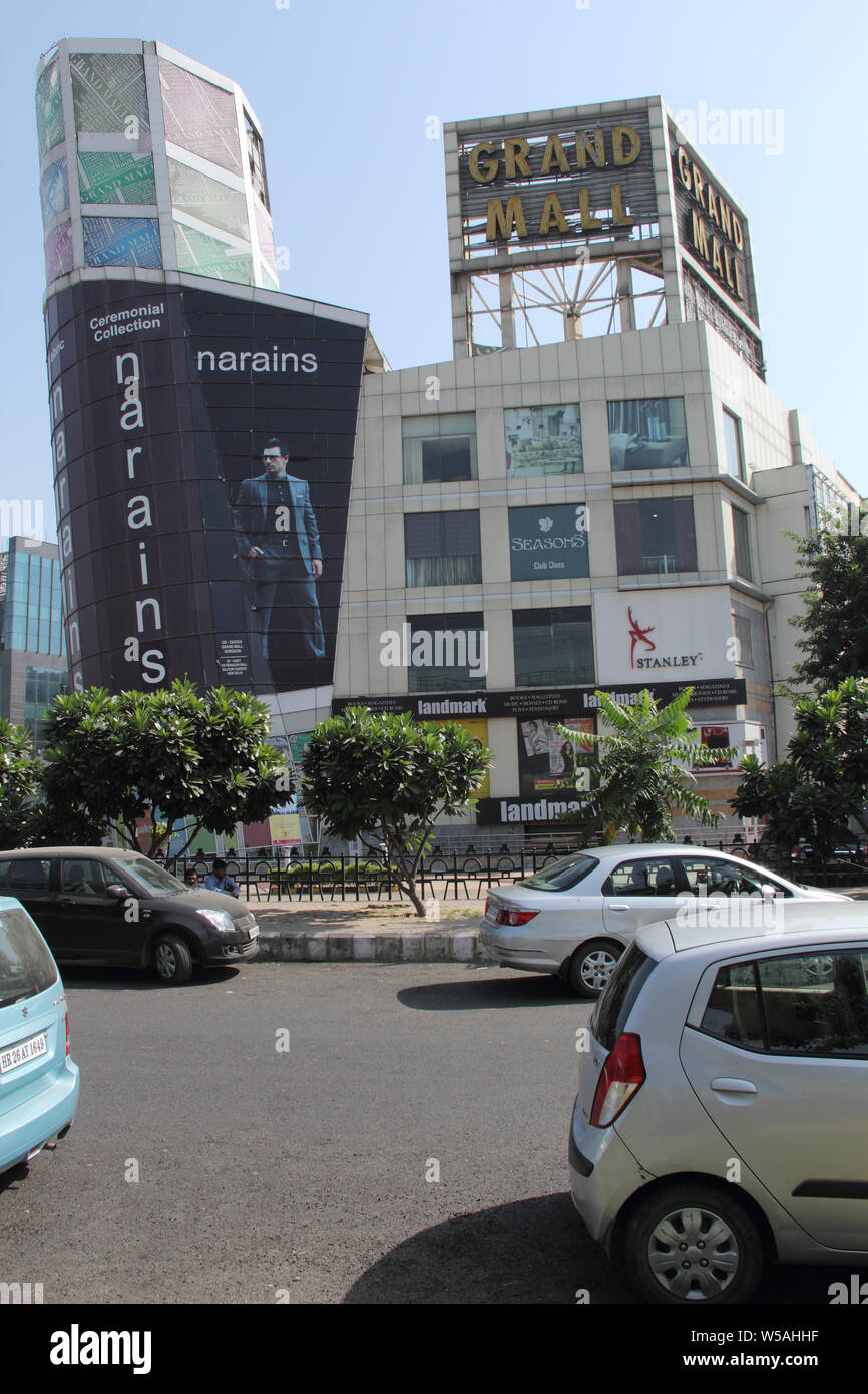 Shopping mall at the roadside, Gurgaon, Haryana, India Stock Photo - Alamy