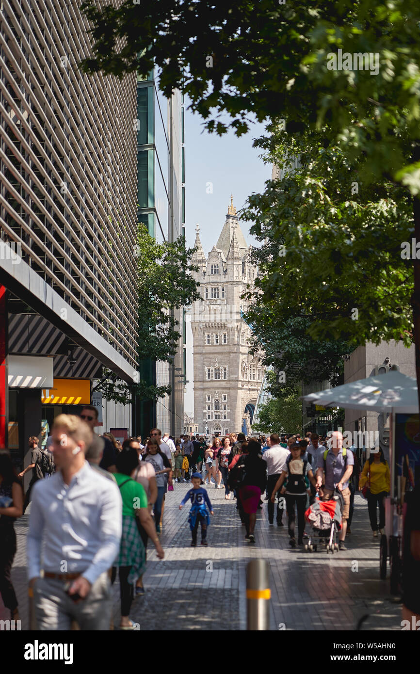 Crowd london business people smart hi-res stock photography and images ...