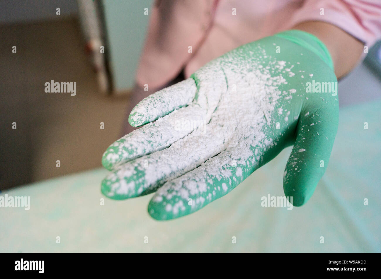 Master shugaring apply talcum powder on hand before the procedure Stock ...