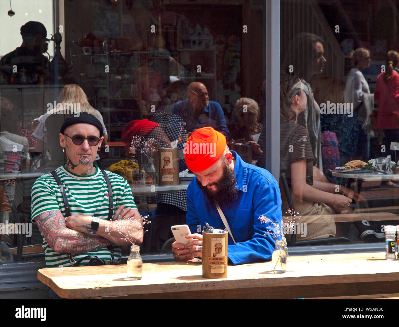 Cafe culture in Brighton Stock Photo - Alamy