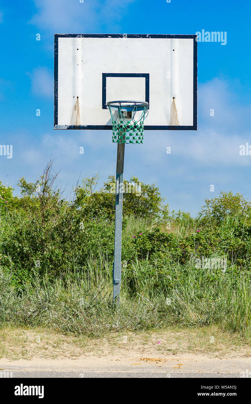 Lonely basketball hoop hi-res stock photography and images - Alamy