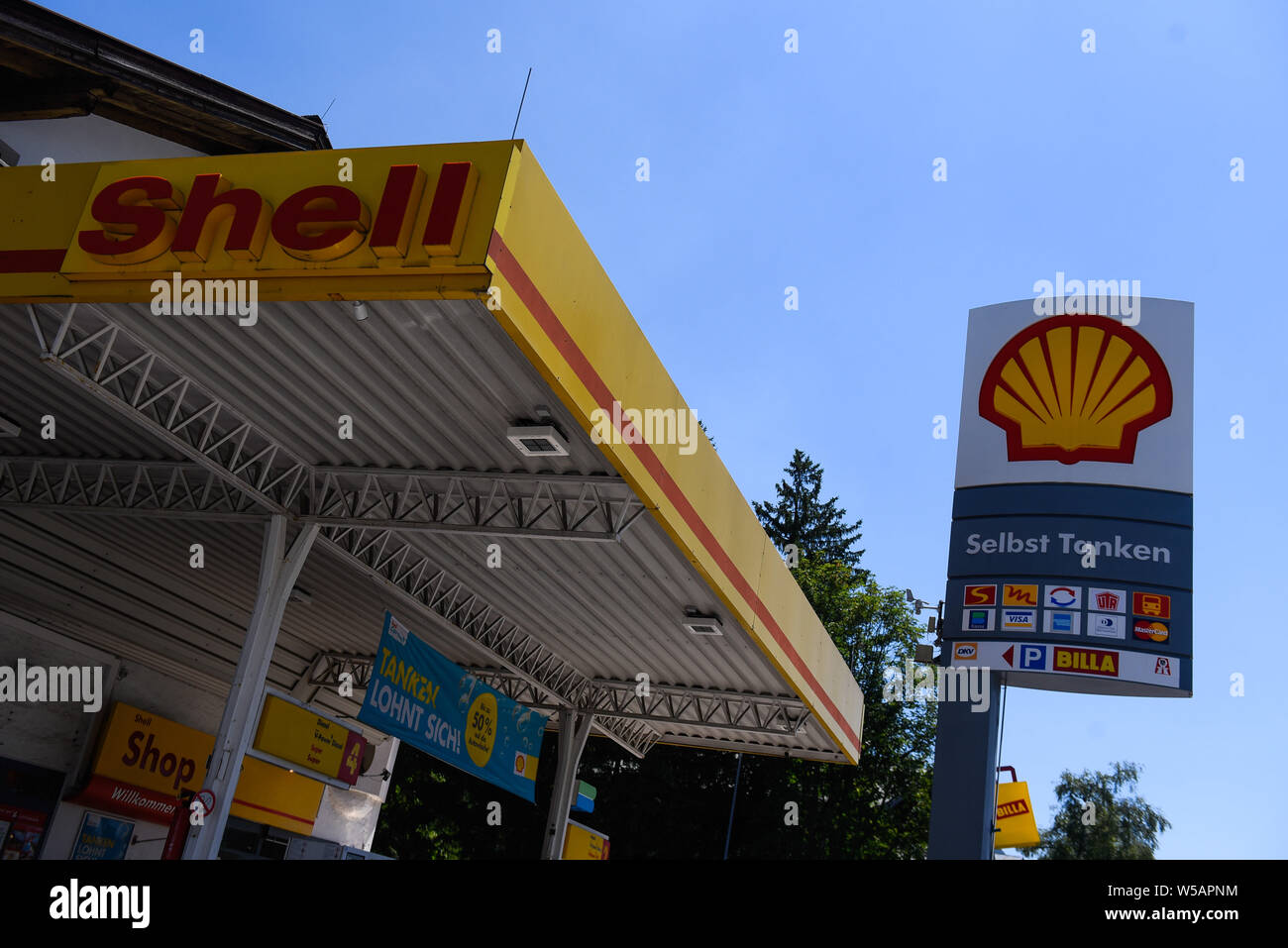 Shell logo historic hi-res stock photography and images - Alamy