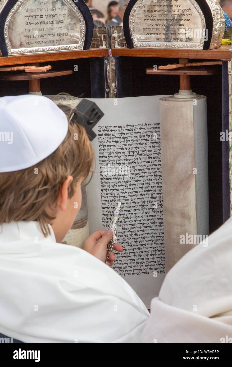 Reading from jewish torah hi-res stock photography and images - Alamy
