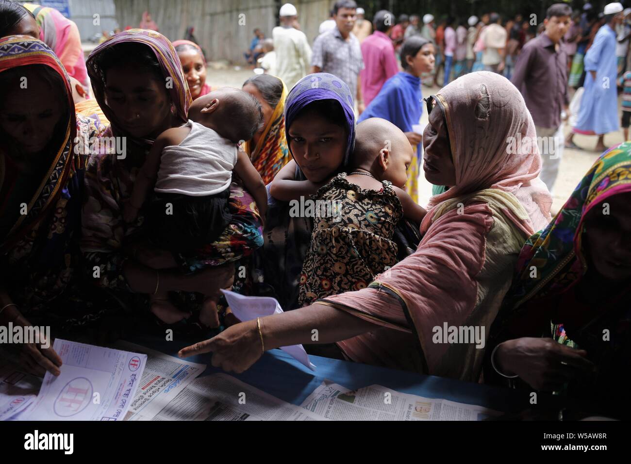 JulKurigram, Bangladesh. 27th July, 2019. Flood-affected people ...