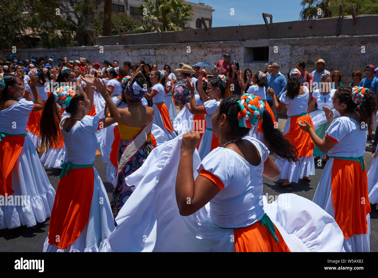 Group of dancers of Africa descent (Afrodescendiente) performing at the ...
