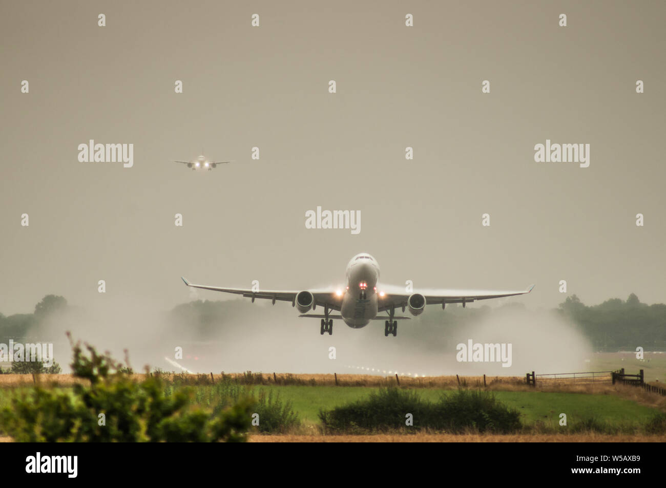Airliner landing in rain hi-res stock photography and images - Alamy