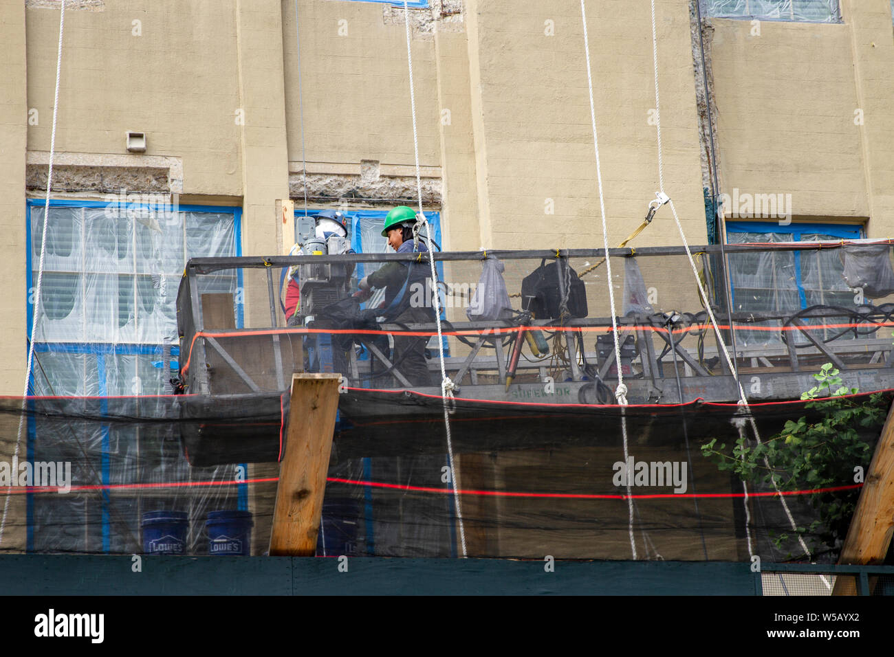 Hanging platform hi-res stock photography and images - Alamy