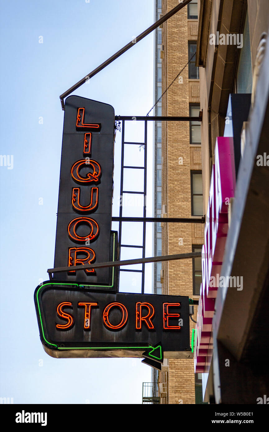 Liquor store neon sign new hi-res stock photography and images - Alamy