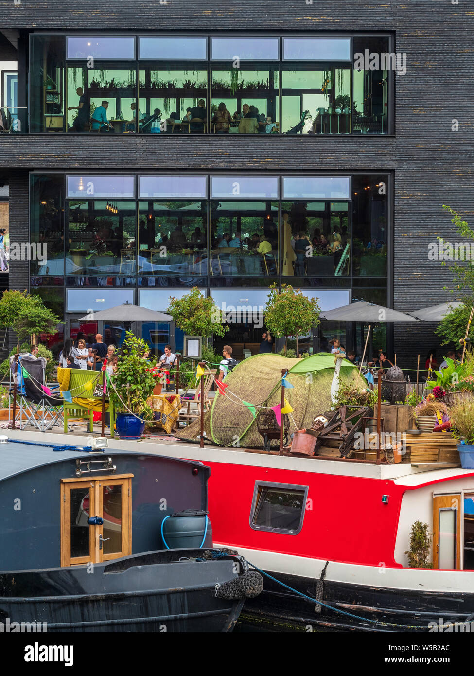 The Lighterman Brasserie on Regent's Canal, Granary Square Kings Cross ...
