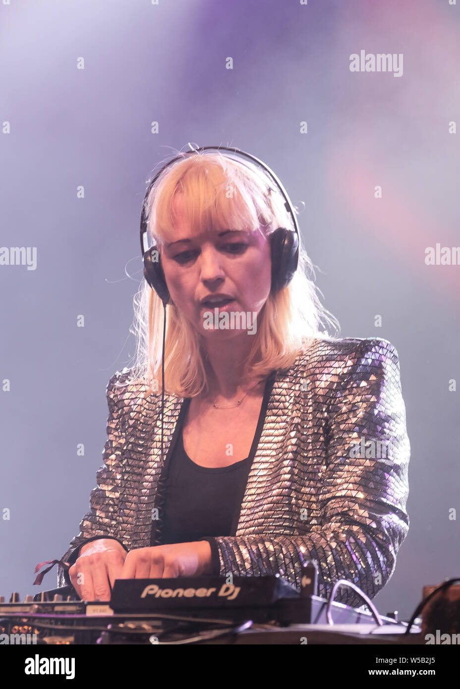 Dj sara cox hi-res stock photography and images - Alamy