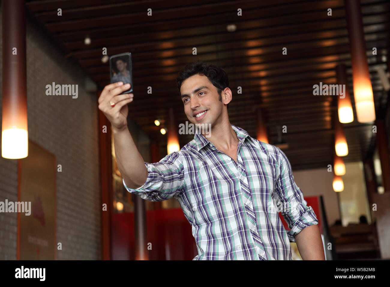 Man taking picture of himself with a mobile phone Stock Photo - Alamy