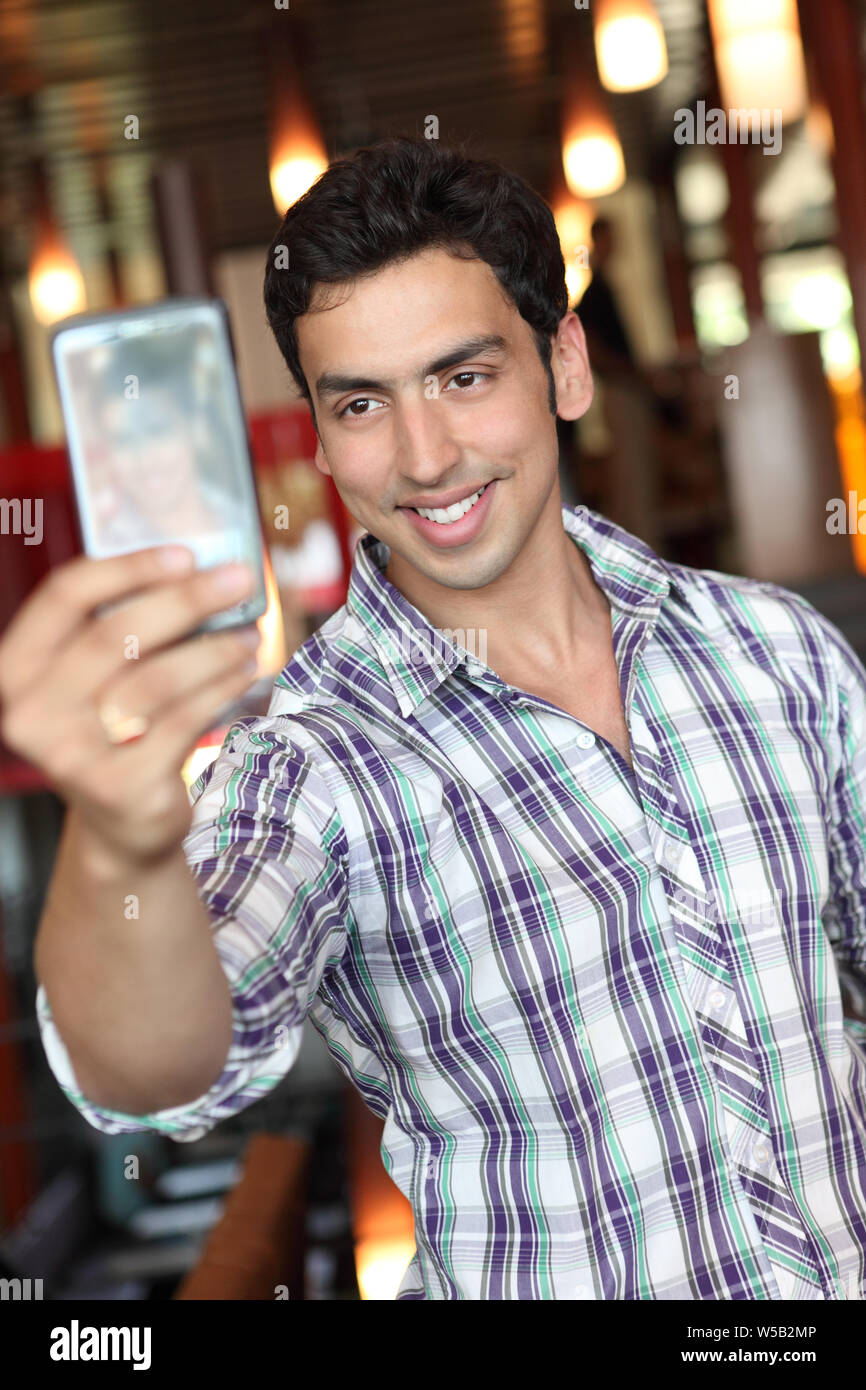 Man taking picture of himself with a mobile phone Stock Photo - Alamy