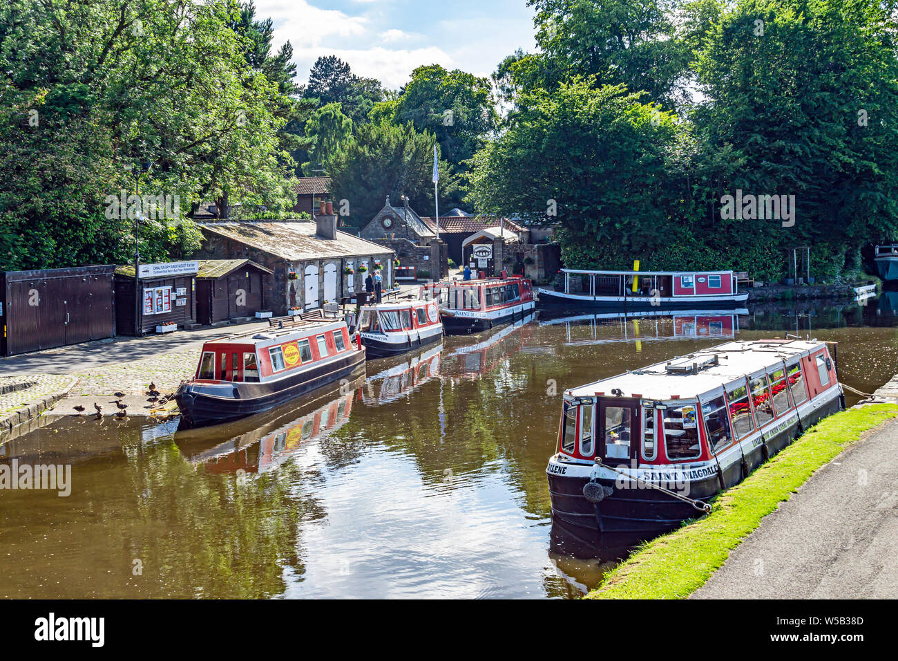 Boat society hi-res stock photography and images - Alamy