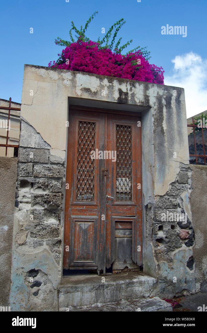 Rustic door cave home hi-res stock photography and images - Alamy