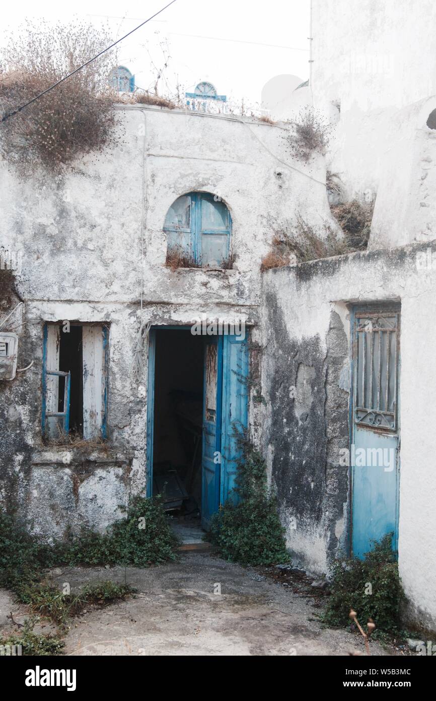Rustic door cave home hi-res stock photography and images - Alamy