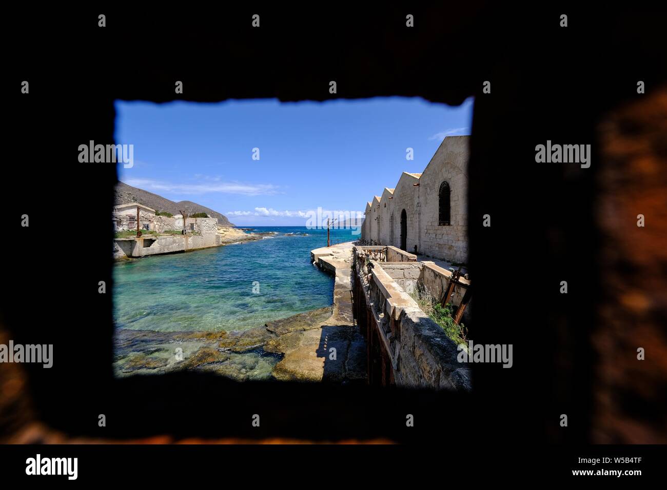 Square block in square hole hi-res stock photography and images - Alamy