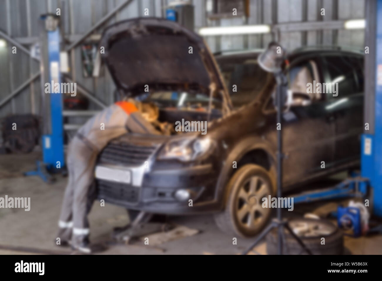 Auto mechanic working in garage. Repair service Stock Photo - Alamy
