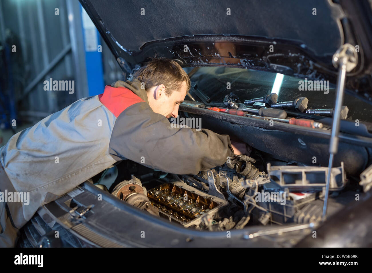 Auto mechanic working in garage. Repair service Stock Photo - Alamy