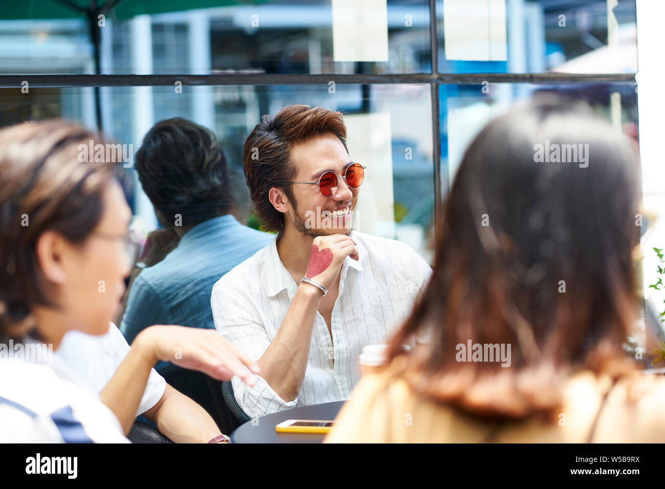 Conversation young people hi-res stock photography and images - Alamy