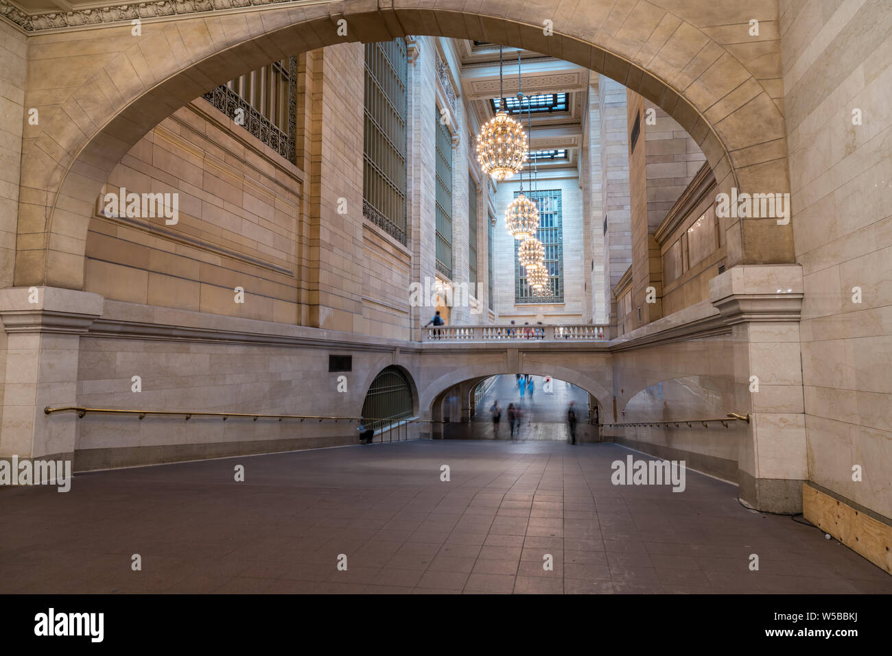 Train station hallway grand central station hi-res stock photography ...